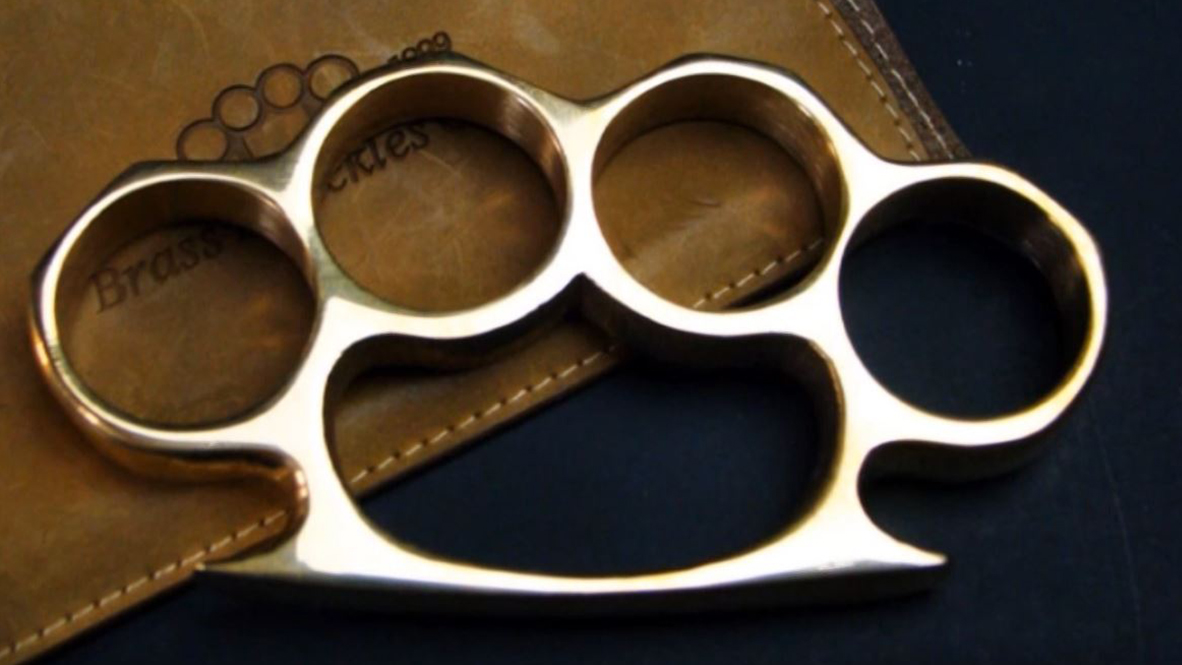 Pronto sería legal usar manoplas para defensa propia – Telemundo ...