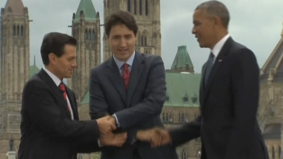 Obama, EPN y Trudeau se dan extraño apretón de manos – Telemundo ...