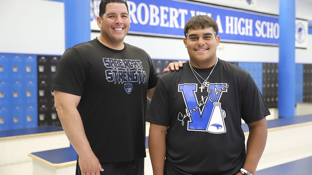 Entrenador Joseph Cantu le salva la vida a estudiante que se ahogaba en ...