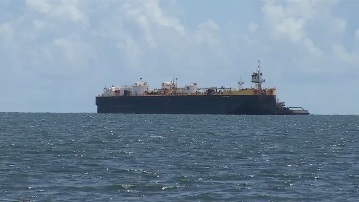 Llega barcaza con gas natural al muelle de EcoEléctrica – Telemundo ...