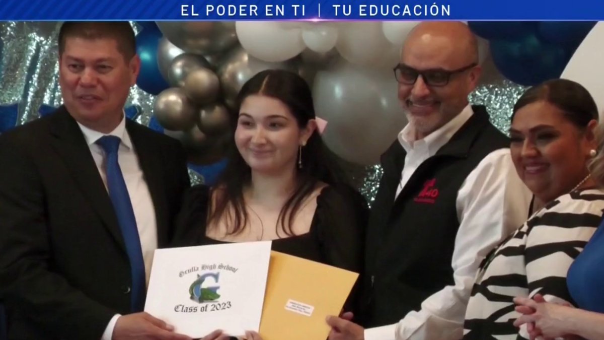 Telemundo 40 hace entrega de becas a estudiantes – Telemundo McAllen (40)