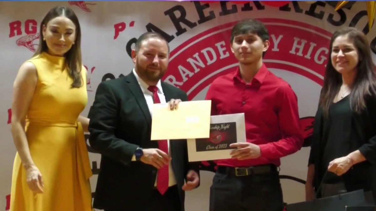 Telemundo 40 hace entrega de becas, impulsando los estudios en jóvenes ...