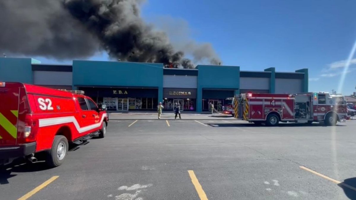 Autoridades trabajan para contener fuerte incendio en un edificio de ...
