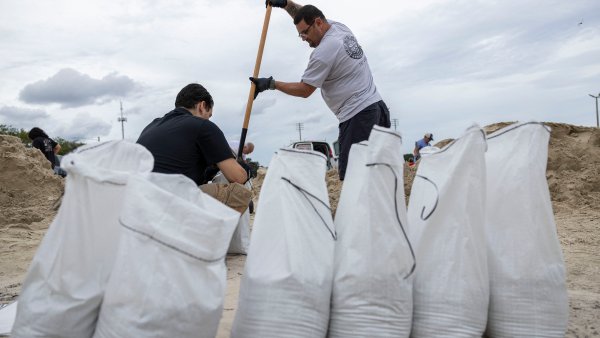 Cómo usar los sacos de arena para evitar inundaciones – Telemundo ...