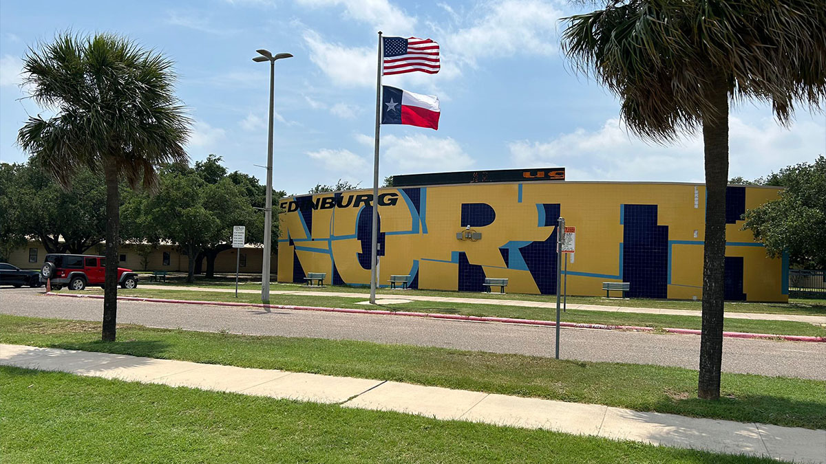 Arrestan a estudiante por arma en su mochila en Edinburg – Telemundo ...