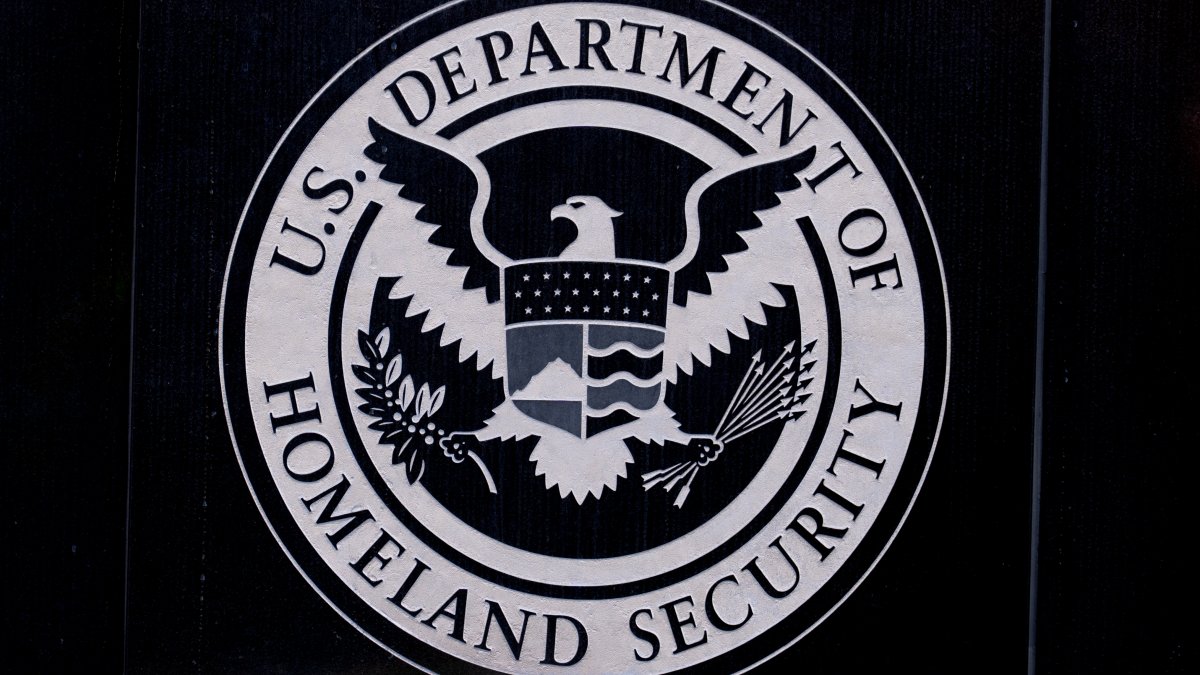 DHS suspende la compra de almacenes para retener inmigrantes ...