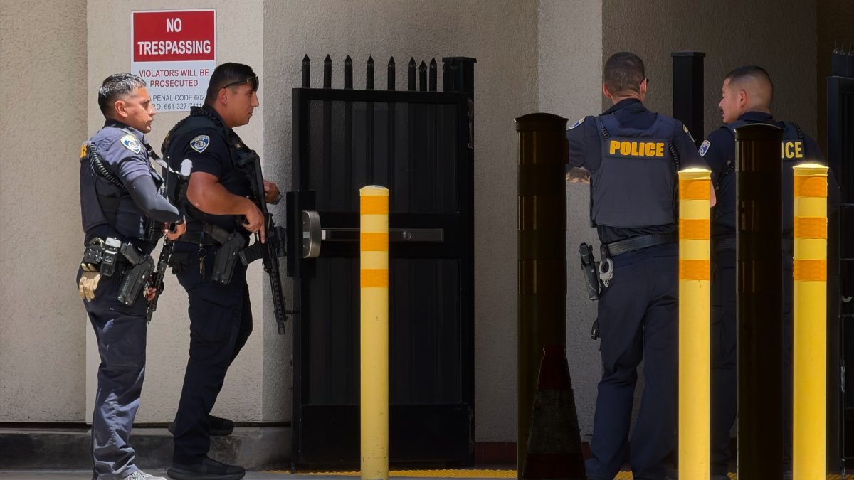 Hombre se atrinchera en un banco Chase en Bakersfield, California ...